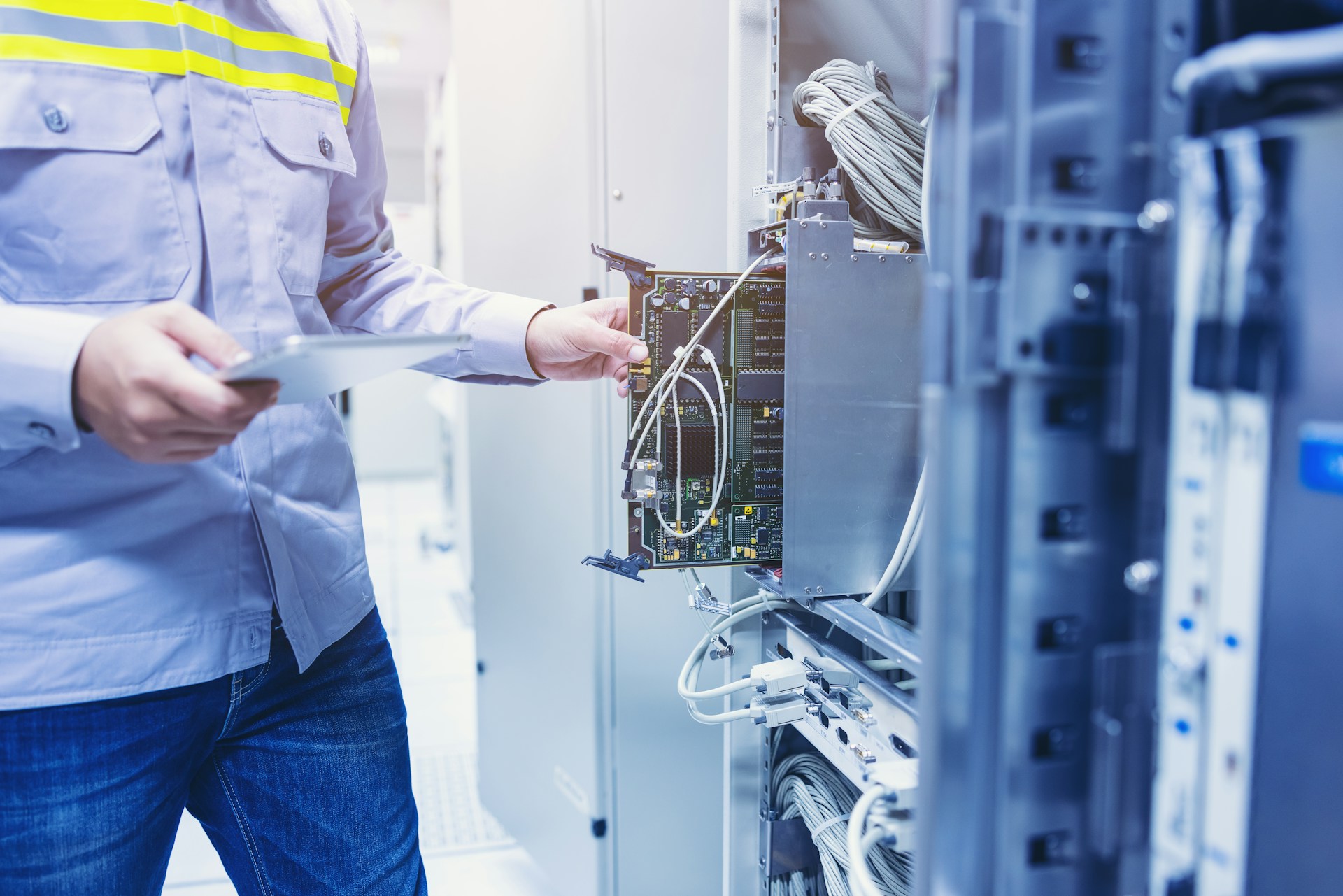 Computing in Data Centers: Connectivity and Speed